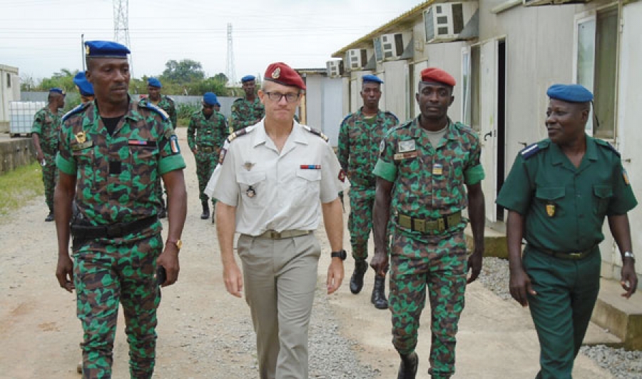 Coopération militaire: L’Attaché de défense français visite le 1er ...
