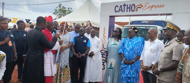 Alépé/Désenclavement de Kossandji: Ignace Cardinal Bessi Dogbo remet ...